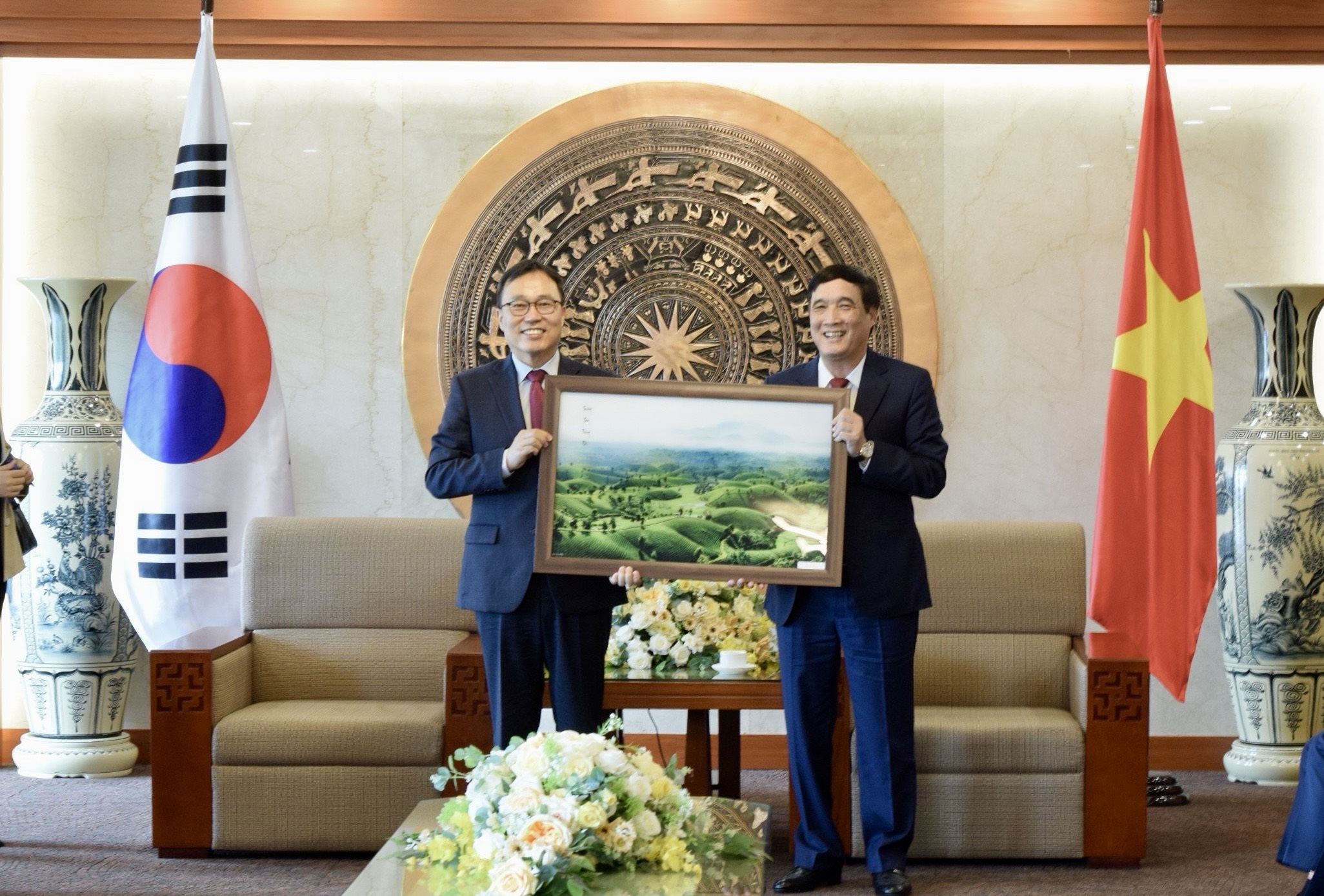 최영삼 대사, 푸토성 당서기 면담 및 우리 기업 방문(3.26) 상세보기|대사관 주요활동주베트남 대한민국 대사관