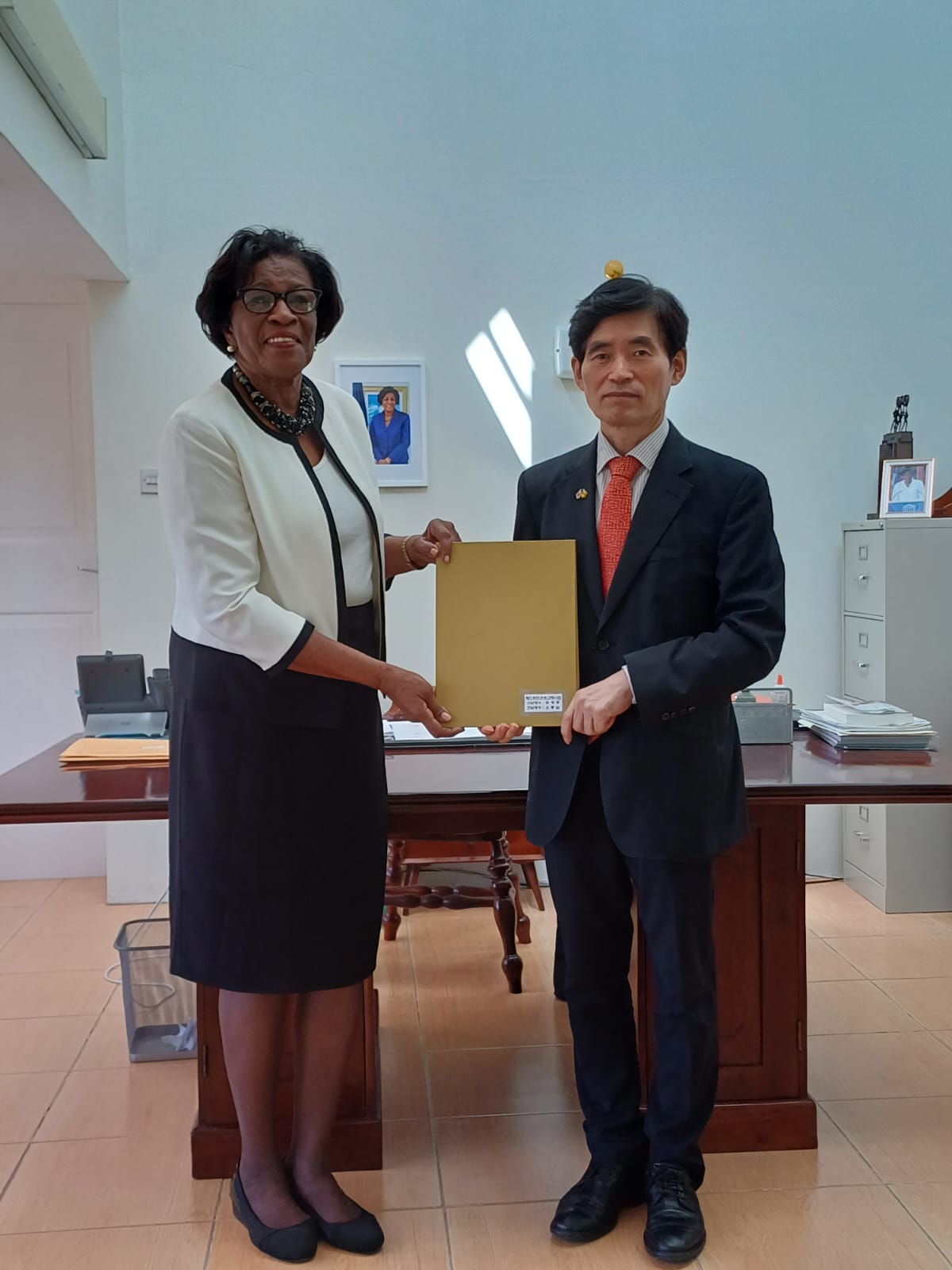 Ambassador Kwon presents credentials to Governor General of Saint ...