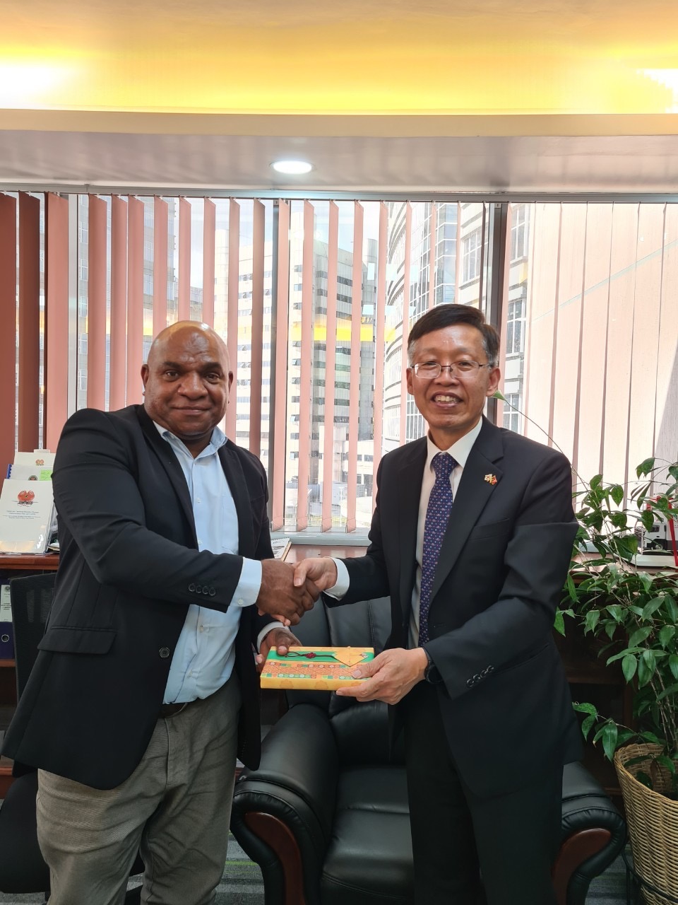 Meeting with The Chief Commissioner at PNG Customs Services 상세보기 ...