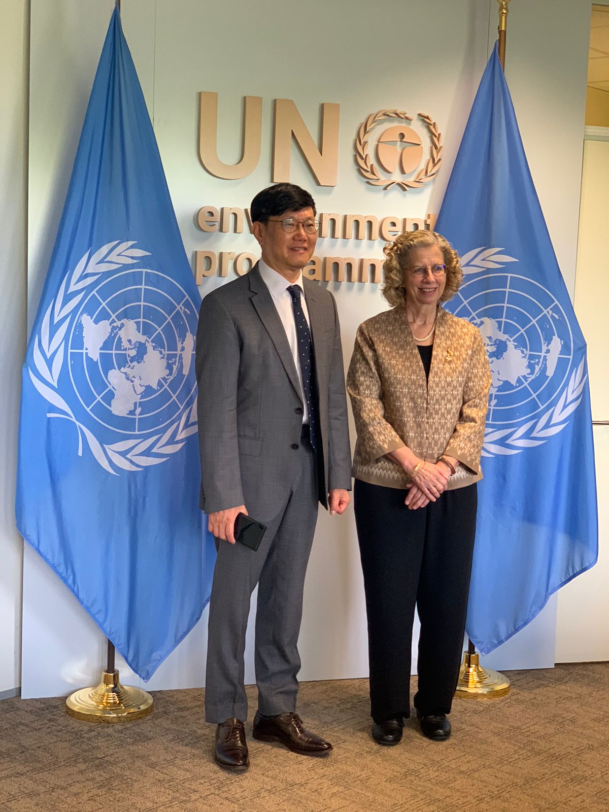 Ambassador YEO signed the Agreement Regarding the 5th Session of the Intergovernmental ...