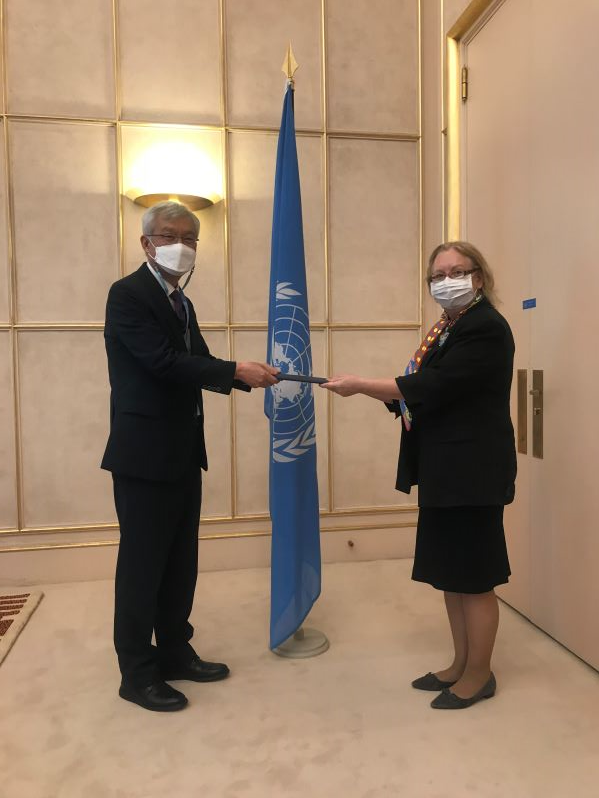Ambassador Taeho Lee presents credentials to the United Nations Office ...