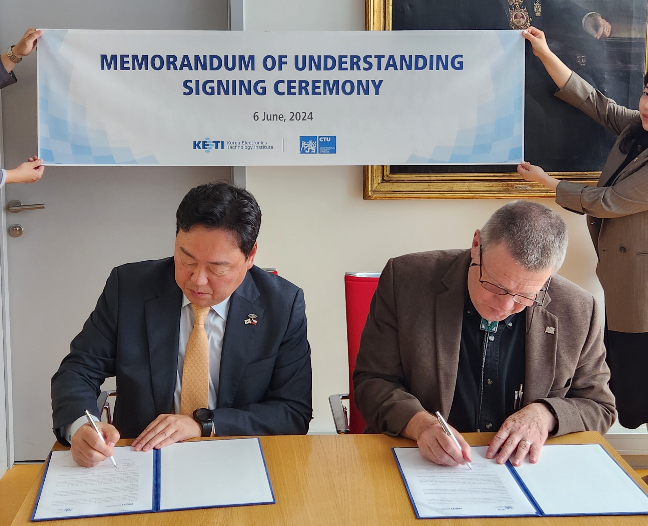 Účast na slavnostím podpisu memoranda (MOU) o spolupráci mezi Korejským insitutem elektronických ...