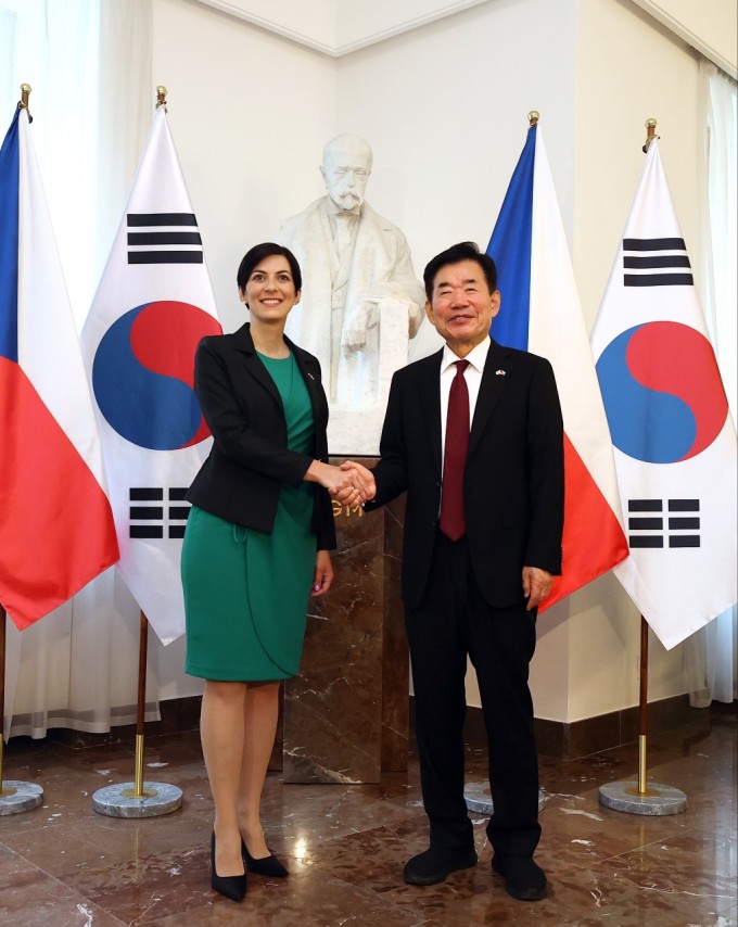 Setkání předsedy Národního shromáždění Kim Čin-pchja s předsedkyní ...