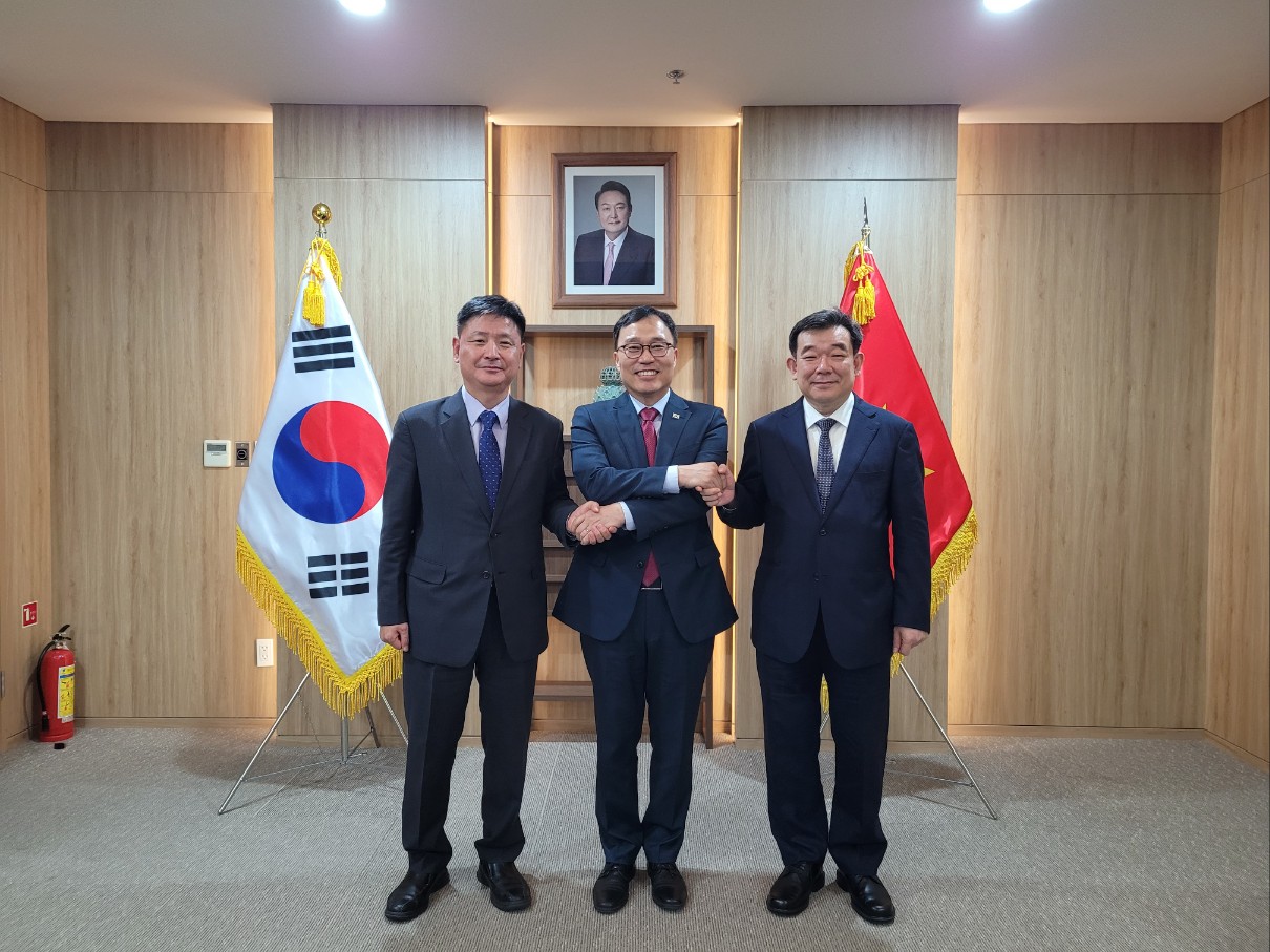 Đại sứ Choi Young Sam cùng với Tổng Lãnh sự Kang Boo Sung tại Đà Nẵng ...