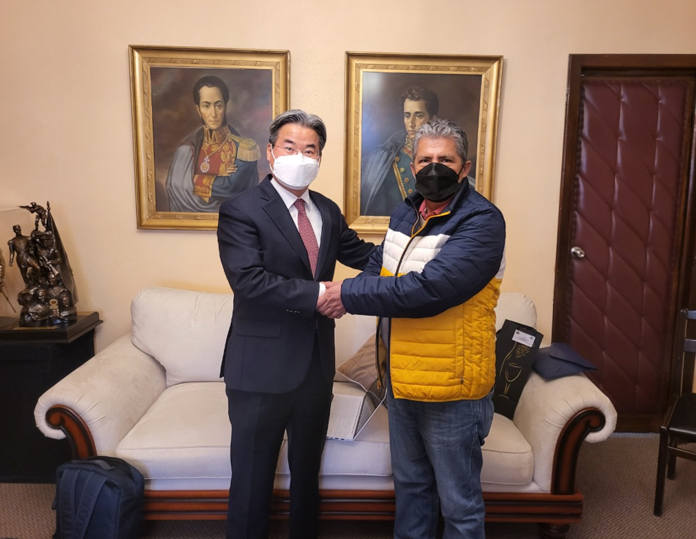 Edmundo Novillo Aguilar 볼리비아 국방장관 면담 상세보기|공관 활동사항주볼리비아 대한민국 대사관