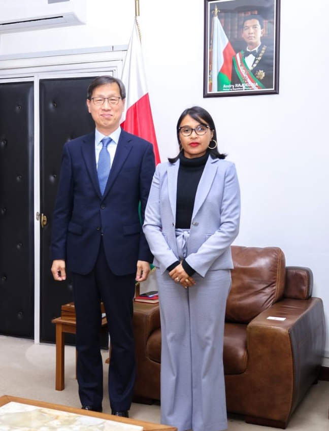 Rencontre avec S.E.Mme. Rindra Hasimbelo RABARINIRINARISON, ministre de ...