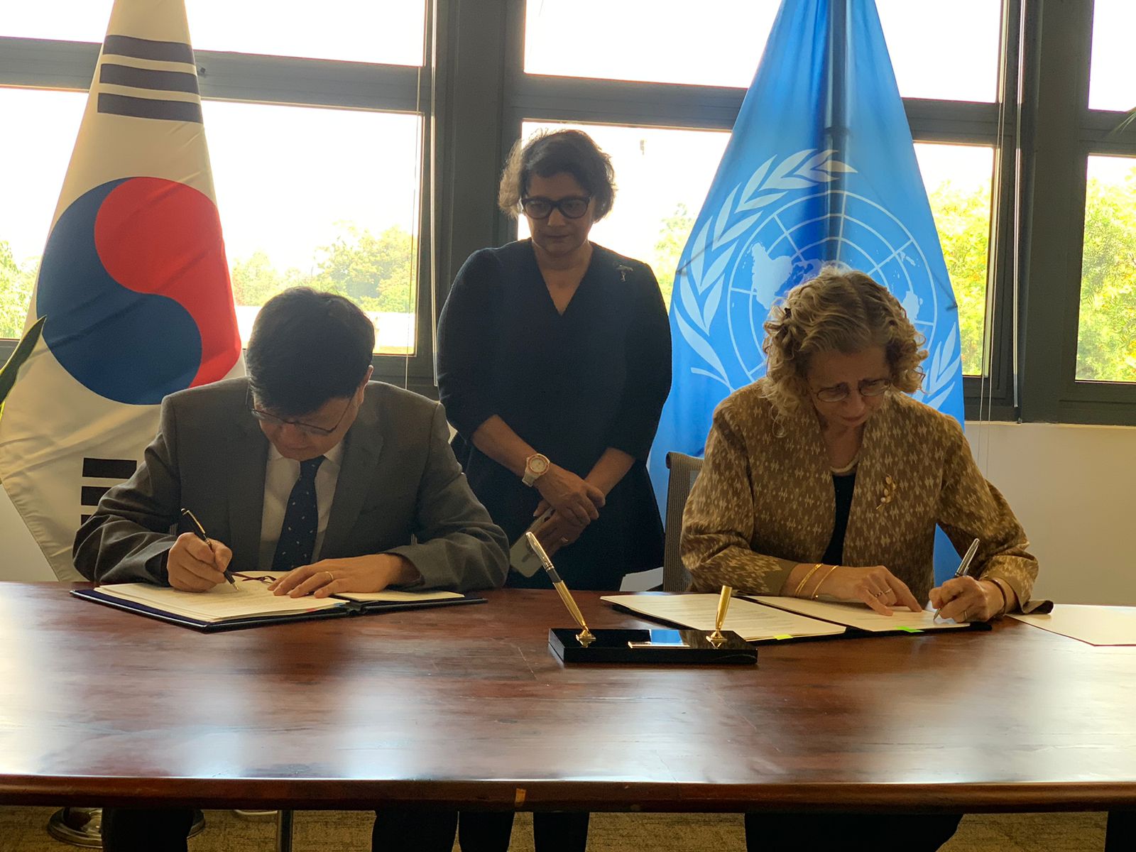 Ambassador YEO signed the Agreement Regarding the 5th Session of the Intergovernmental ...