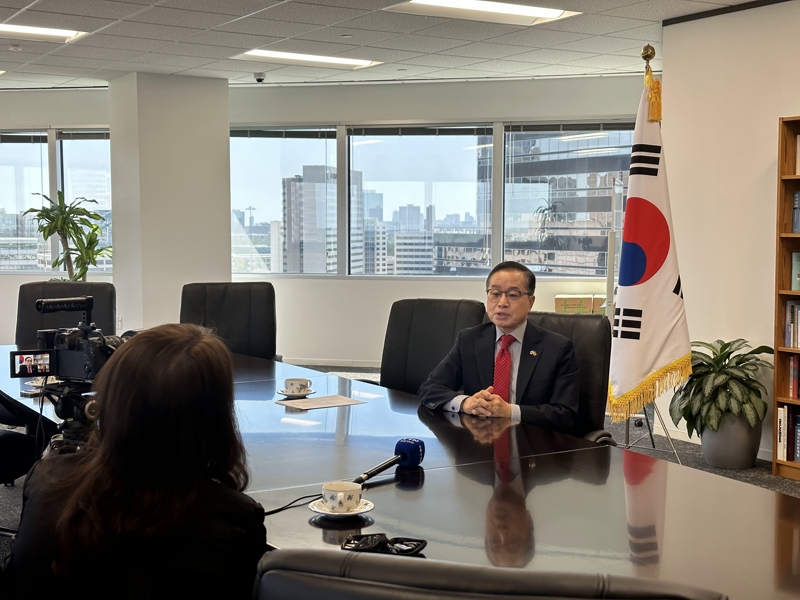 Holding a meeting with Korean press reporters and conducting media ...