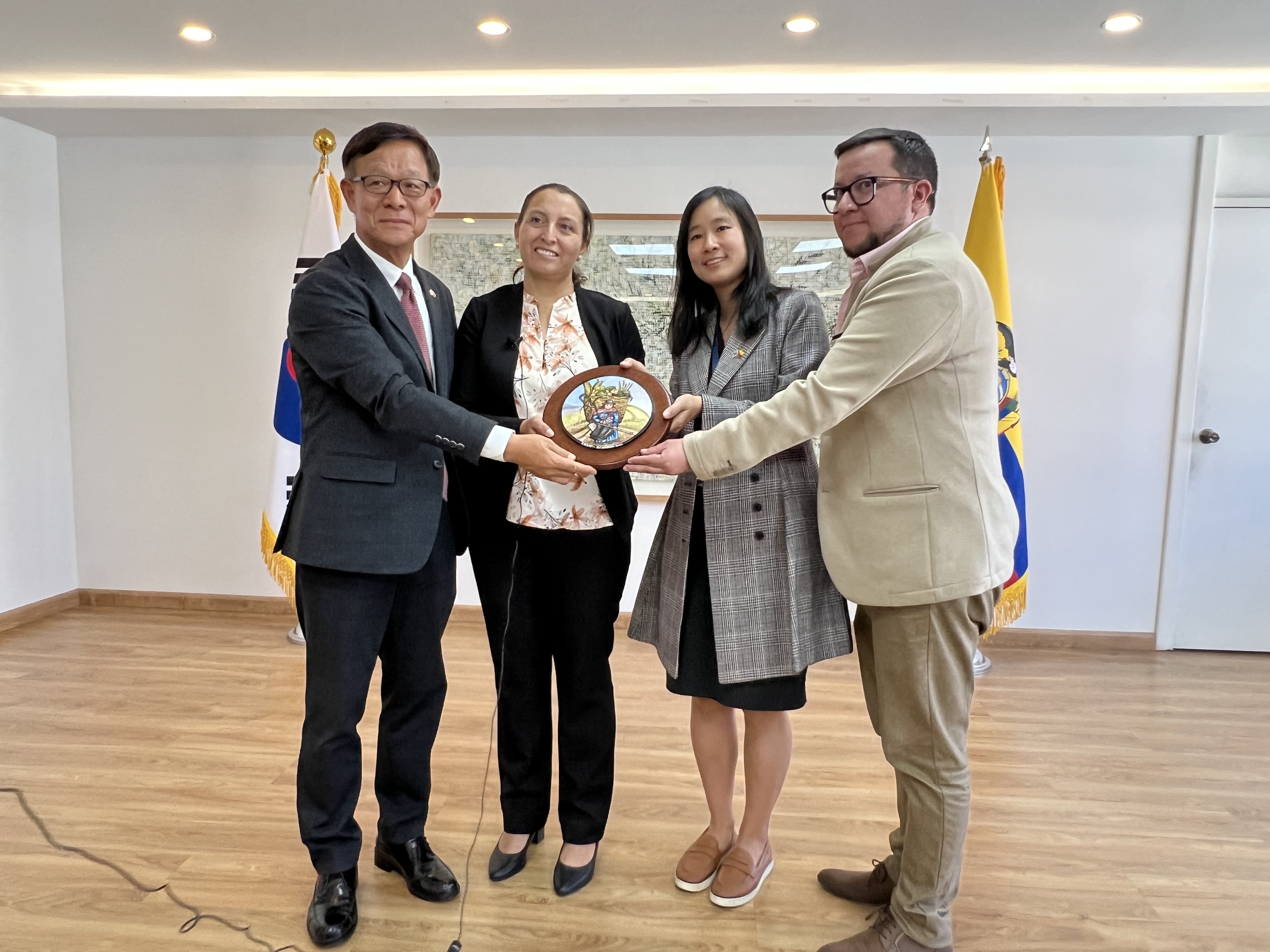Entrega de premio del gobierno para la persona meritoria de cooperación ...
