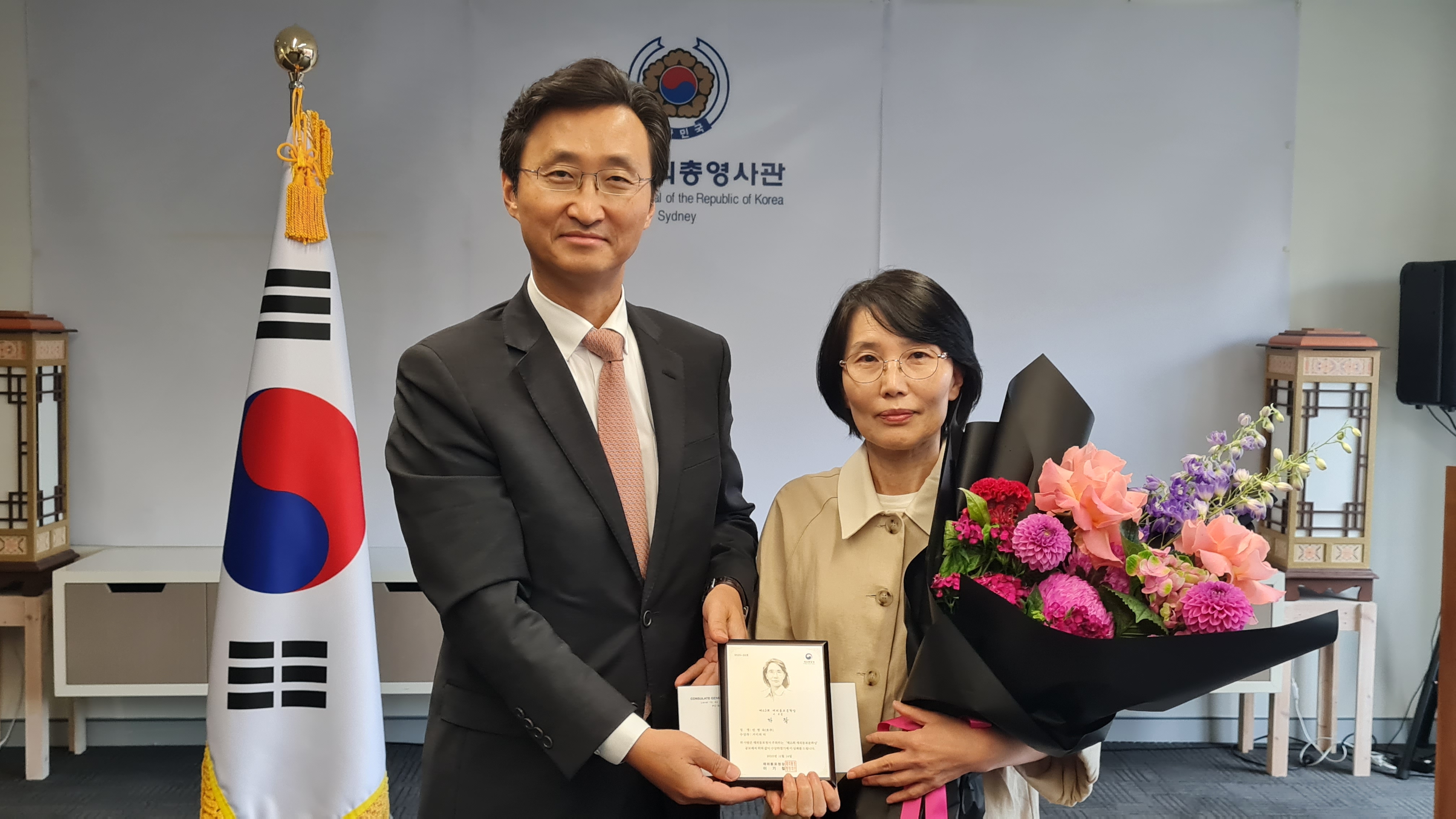 Consul-General Lee Tae-woo presents a trophy to winner of the 25th Overseas Korean Literary ...